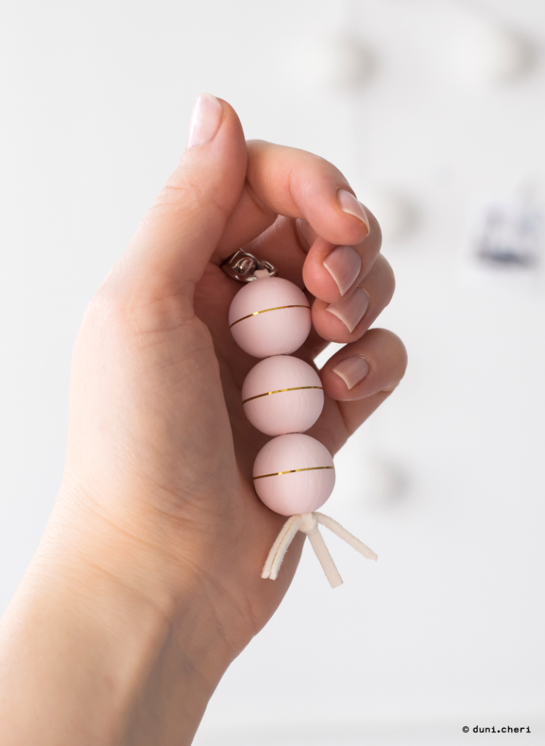 schluessel-anhaenger-aus-holzkugeln-rosa-gold-diy | duni.cheri