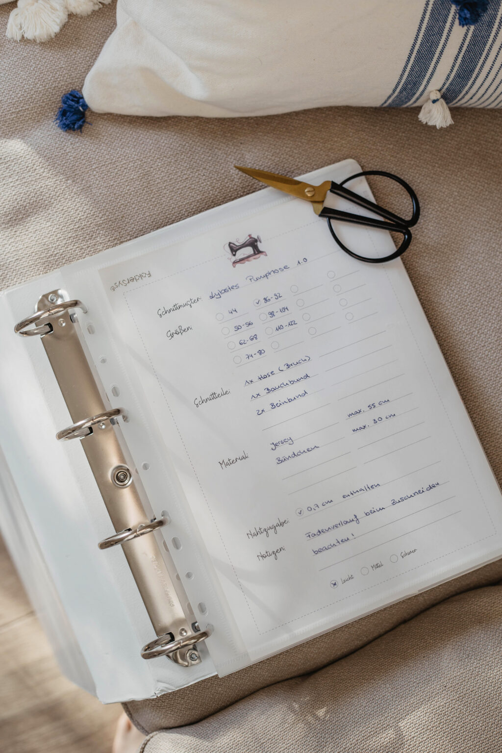 Schnittmuster Ordner DIY ♥ Ordnung Ideen für das Nähzimmer | duni.cheri